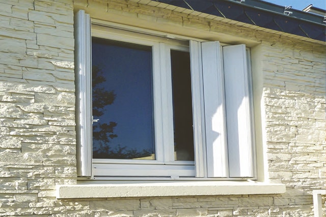 Persienne coulissante et pliable en aluminium et PVC Confor’m Habitat