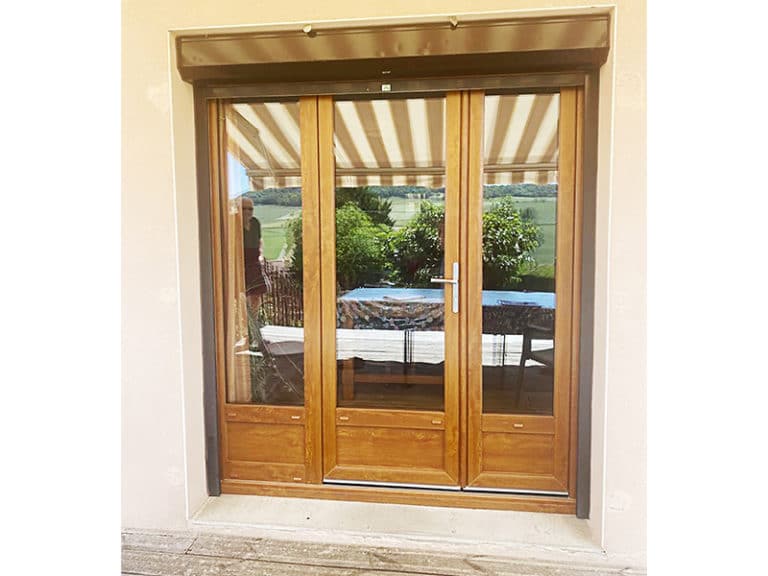 Découvrez un intérieur et extérieur pour cette porte-fenêtre en PVC ...